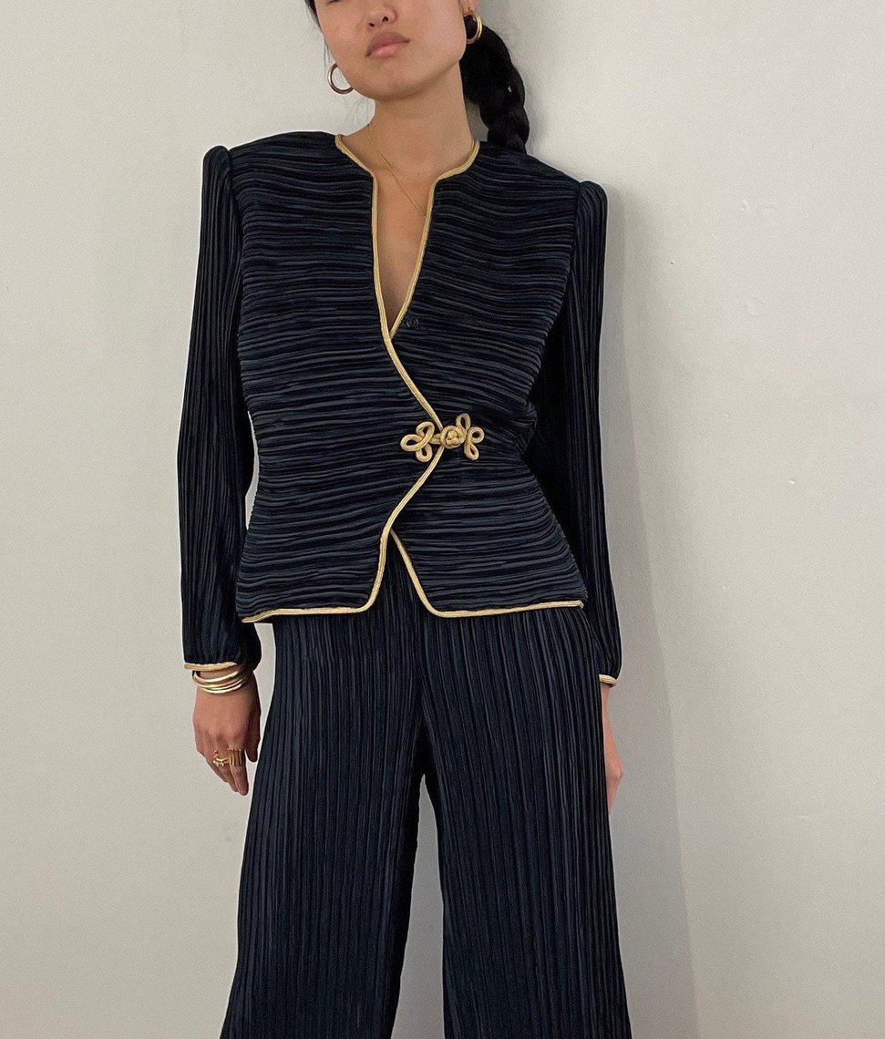 80s plissé pant suit / vintage Couture black + gold micro fortuny ...