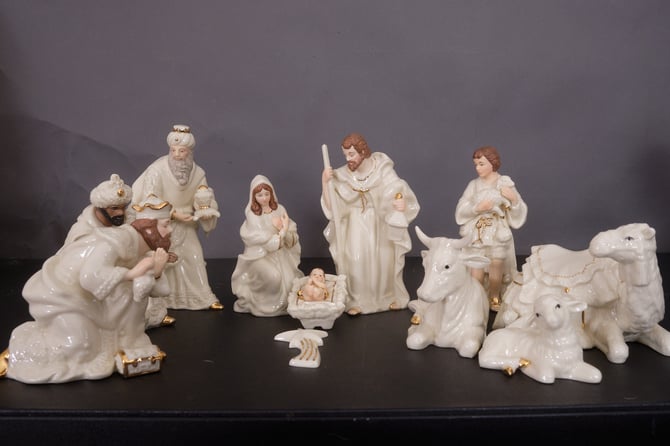 Belleek Nativity 11 Piece Set ~ Mary, Joseph, Jesus, 3 Wise men ...