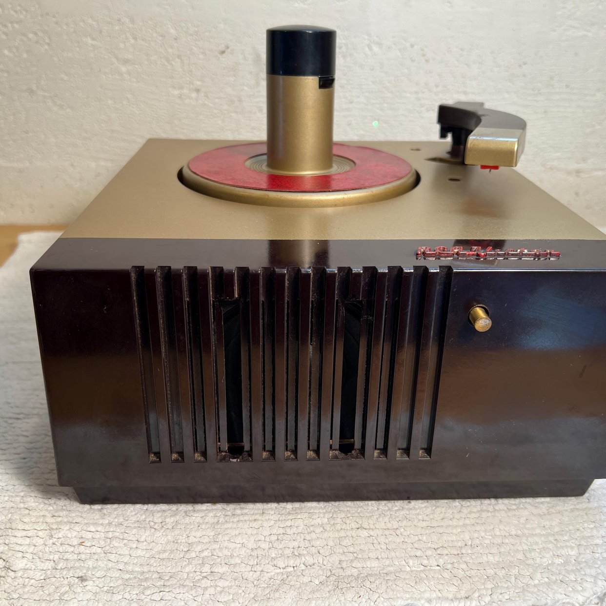 1950 RCA Victor 45rpm Bakelite Portable Record Player, Full | Deco2Go ...