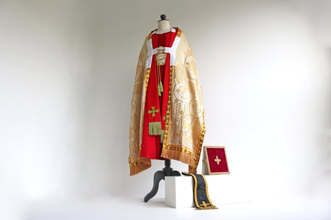 Catholic Vestment Priest Chasuble Red Humeral Veil Maniple Burse ...