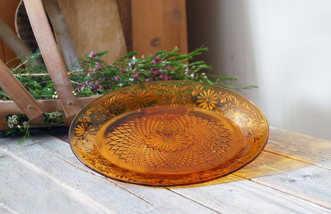 Vintage amber glass plate / Indiana Glass daisy pattern #920 / floral ...