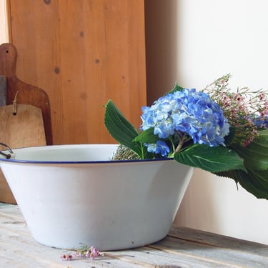 Large vintage enamelware basin tub / white & blue enamelware ...