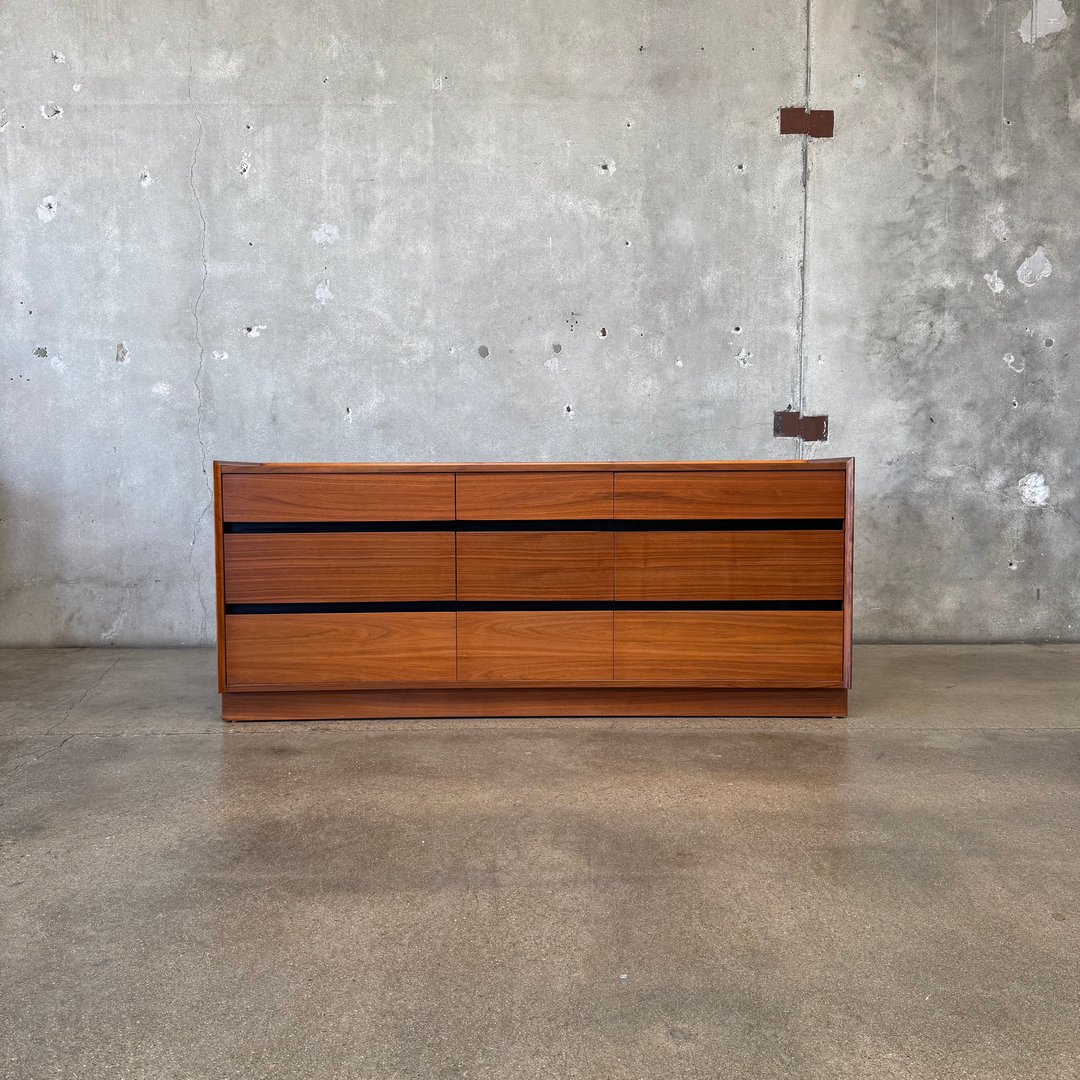 Mid Century Modern 9 Drawer Dresser by Dillingham, in Walnut 1960's ...