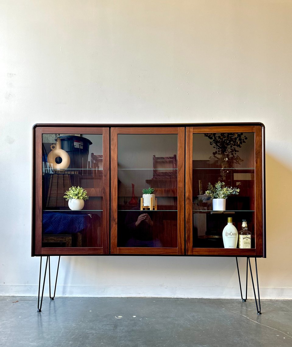 Mid Century Modern Curio Cabinetnull